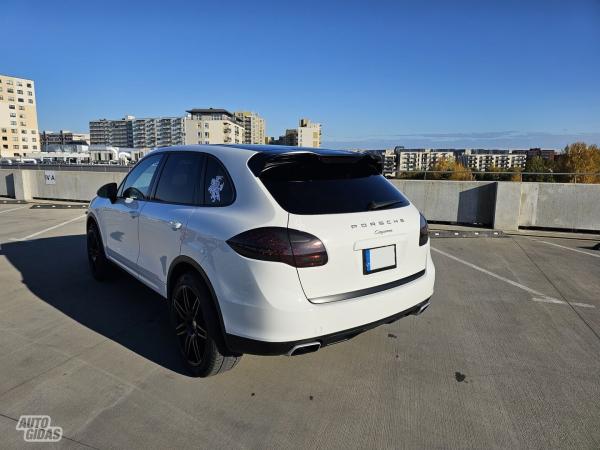 White Porsche Cayenne 2013 in Vilnius, with an engine capacity of 3.60 L and mileage of 179 thousand km for 14900 €, photo 4 on AUTOMOTO.COM.LV