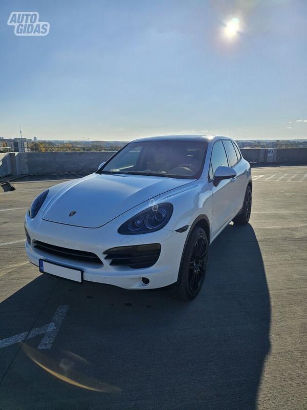 White Porsche Cayenne 2013 in Vilnius, with an engine capacity of 3.60 L and mileage of 179 thousand km for 14900 €, photo 5 on AUTOMOTO.COM.LV