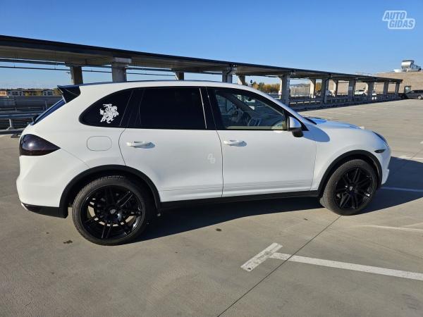 White Porsche Cayenne 2013 in Vilnius, with an engine capacity of 3.60 L and mileage of 179 thousand km for 14900 €, photo 6 on AUTOMOTO.COM.LV