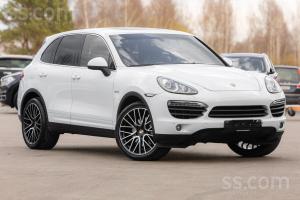 White Porsche Cayenne 2013 in Jelgava, with an engine capacity of 3.00 L and mileage of 99 thousand km for 19922 €, photo 3 on AUTOMOTO.COM.LV