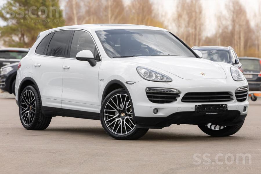 White Porsche Cayenne 2013 in Jelgava, with an engine capacity of 3.00 L and mileage of 99 thousand km for 19922 €, photo 3 on AUTOMOTO.COM.LV