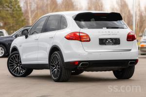 White Porsche Cayenne 2013 in Jelgava, with an engine capacity of 3.00 L and mileage of 99 thousand km for 19922 €, photo 4 on AUTOMOTO.COM.LV