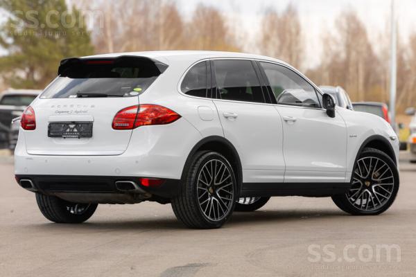 Balts Porsche Cayenne 2013 Jelgava, ar dzinēja tilpumu 3.00 L un nobraukumu 99 tūkst. km par 19922 €, foto 4 vietnē AUTOMOTO.COM.LV