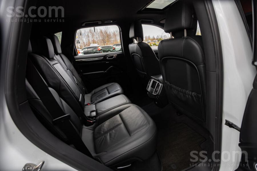 White Porsche Cayenne 2013 in Jelgava, with an engine capacity of 3.00 L and mileage of 99 thousand km for 19922 €, photo 9 on AUTOMOTO.COM.LV