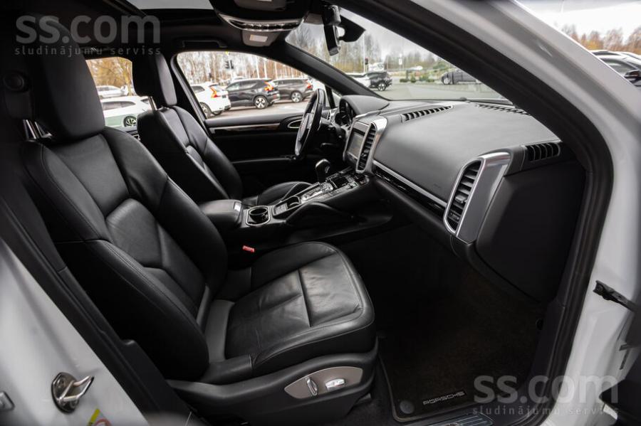 White Porsche Cayenne 2013 in Jelgava, with an engine capacity of 3.00 L and mileage of 99 thousand km for 19922 €, photo 10 on AUTOMOTO.COM.LV