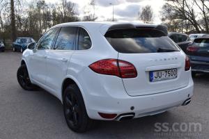 White Porsche Cayenne 2013 in Kuldiga, with an engine capacity of 3.00 L and mileage of 0 thousand km for 21750 €, photo 4 on AUTOMOTO.COM.LV