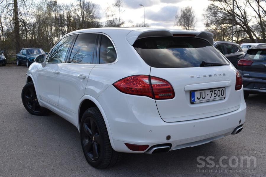 White Porsche Cayenne 2013 in Kuldiga, with an engine capacity of 3.00 L and mileage of 0 thousand km for 21750 €, photo 4 on AUTOMOTO.COM.LV