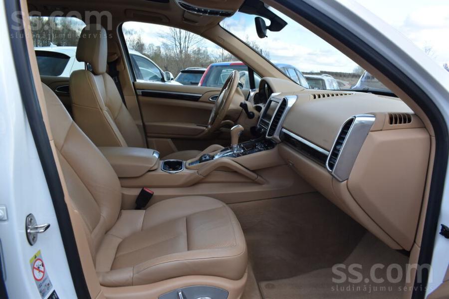 White Porsche Cayenne 2013 in Kuldiga, with an engine capacity of 3.00 L and mileage of 0 thousand km for 21750 €, photo 6 on AUTOMOTO.COM.LV
