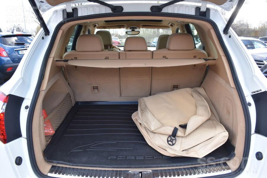 White Porsche Cayenne 2013 in Kuldiga, with an engine capacity of 3.00 L and mileage of 0 thousand km for 21750 €, photo 8 on AUTOMOTO.COM.LV