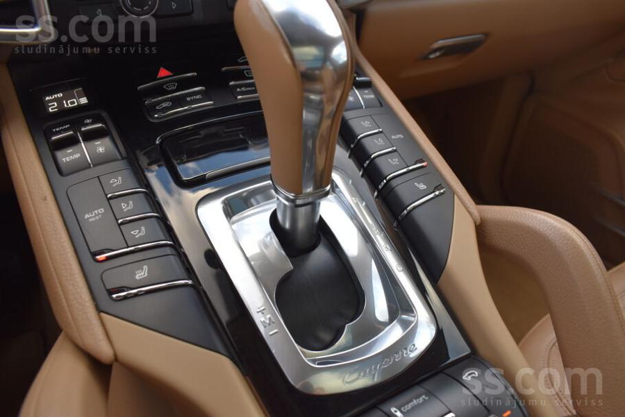 White Porsche Cayenne 2013 in Kuldiga, with an engine capacity of 3.00 L and mileage of 0 thousand km for 21750 €, photo 10 on AUTOMOTO.COM.LV