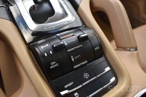 White Porsche Cayenne 2013 in Kuldiga, with an engine capacity of 3.00 L and mileage of 0 thousand km for 21750 €, photo 11 on AUTOMOTO.COM.LV