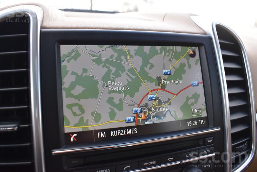 White Porsche Cayenne 2013 in Kuldiga, with an engine capacity of 3.00 L and mileage of 0 thousand km for 21750 €, photo 16 on AUTOMOTO.COM.LV