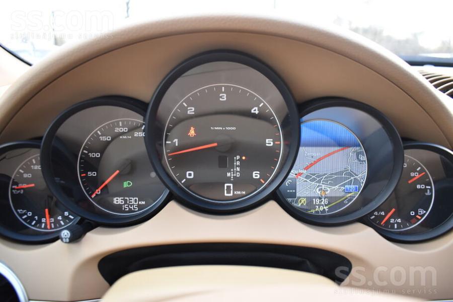 White Porsche Cayenne 2013 in Kuldiga, with an engine capacity of 3.00 L and mileage of 0 thousand km for 21750 €, photo 17 on AUTOMOTO.COM.LV
