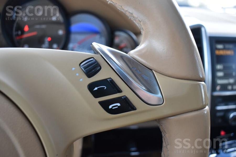 White Porsche Cayenne 2013 in Kuldiga, with an engine capacity of 3.00 L and mileage of 0 thousand km for 21750 €, photo 19 on AUTOMOTO.COM.LV