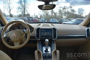 White Porsche Cayenne 2013 in Kuldiga, with an engine capacity of 3.00 L and mileage of 0 thousand km for 21750 €, photo 25 on AUTOMOTO.COM.LV