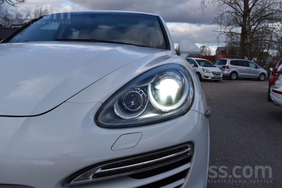 White Porsche Cayenne 2013 in Kuldiga, with an engine capacity of 3.00 L and mileage of 0 thousand km for 21750 €, photo 27 on AUTOMOTO.COM.LV