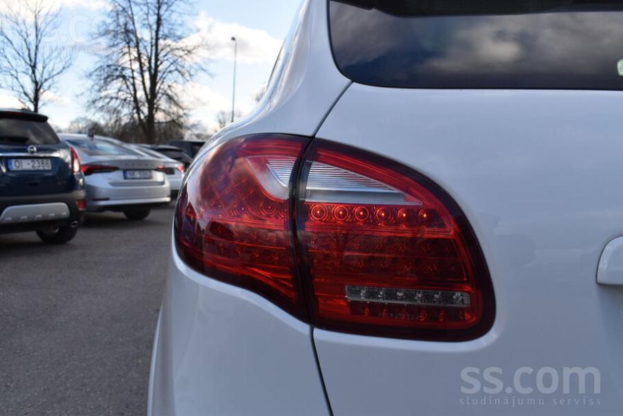 White Porsche Cayenne 2013 in Kuldiga, with an engine capacity of 3.00 L and mileage of 0 thousand km for 21750 €, photo 28 on AUTOMOTO.COM.LV
