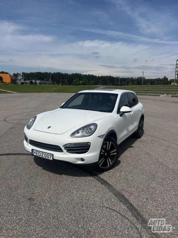 White Porsche Cayenne 2013 in Moletai, with an engine capacity of 3.00 L and mileage of 251 thousand km for 14750 €, photo 1 on AUTOMOTO.COM.LV