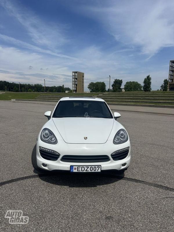 White Porsche Cayenne 2013 in Moletai, with an engine capacity of 3.00 L and mileage of 251 thousand km for 14750 €, photo 2 on AUTOMOTO.COM.LV