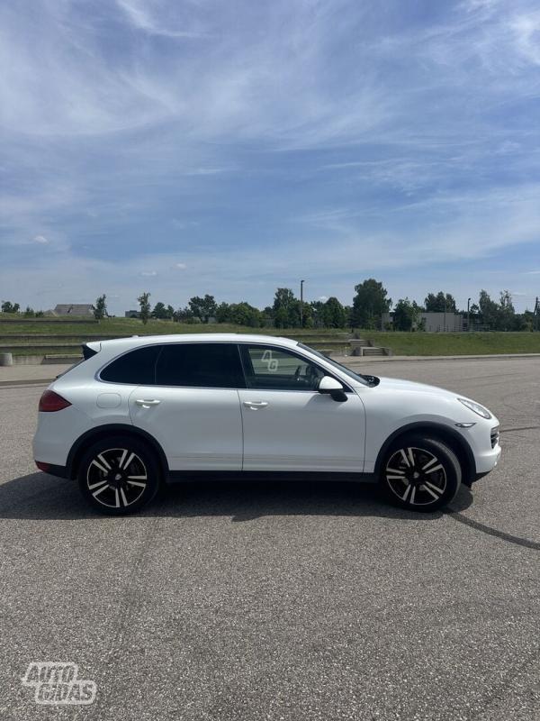 White Porsche Cayenne 2013 in Moletai, with an engine capacity of 3.00 L and mileage of 251 thousand km for 14750 €, photo 4 on AUTOMOTO.COM.LV