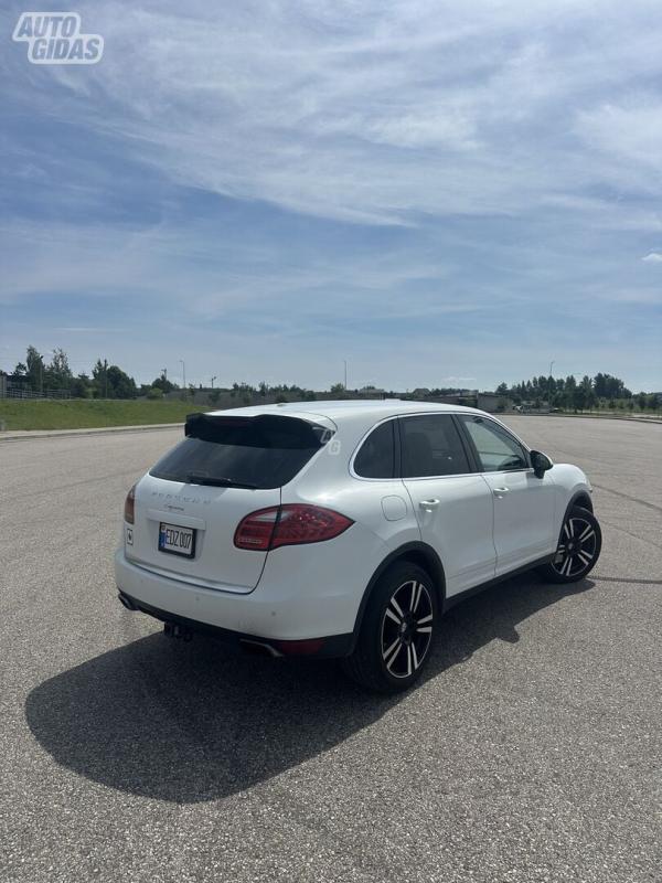 White Porsche Cayenne 2013 in Moletai, with an engine capacity of 3.00 L and mileage of 251 thousand km for 14750 €, photo 5 on AUTOMOTO.COM.LV