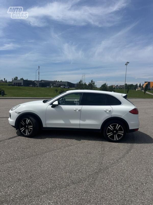 White Porsche Cayenne 2013 in Moletai, with an engine capacity of 3.00 L and mileage of 251 thousand km for 14750 €, photo 8 on AUTOMOTO.COM.LV