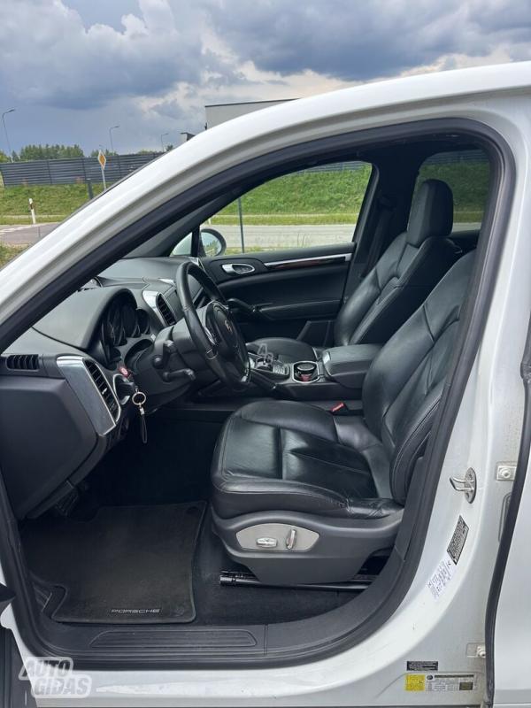 White Porsche Cayenne 2013 in Moletai, with an engine capacity of 3.00 L and mileage of 251 thousand km for 14750 €, photo 9 on AUTOMOTO.COM.LV