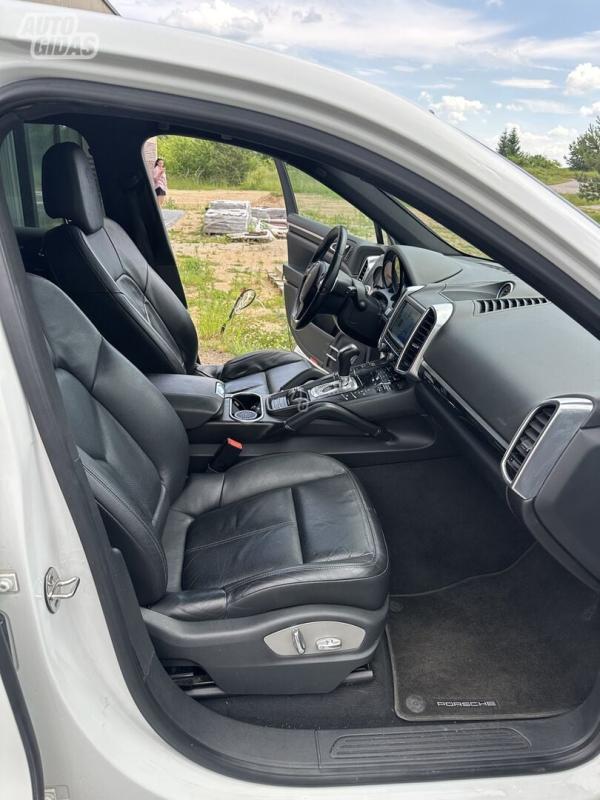 White Porsche Cayenne 2013 in Moletai, with an engine capacity of 3.00 L and mileage of 251 thousand km for 14750 €, photo 10 on AUTOMOTO.COM.LV