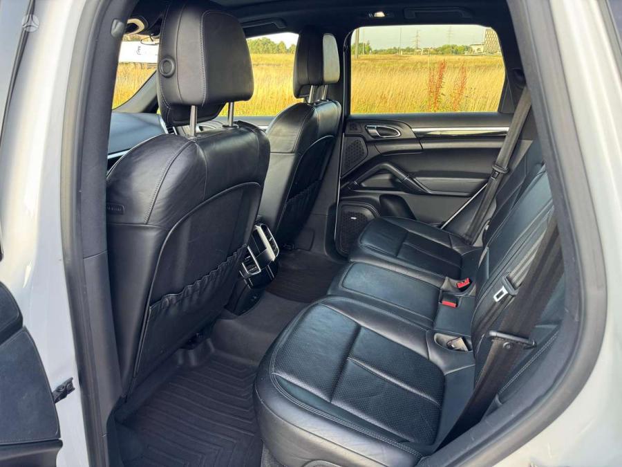 Balts Porsche Cayenne 2013 Kauņa, ar dzinēja tilpumu 2.97 L un nobraukumu 210 tūkst. km par 15500 €, foto 9 vietnē AUTOMOTO.COM.LV