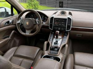 Balts Porsche Cayenne 2013 Klaipėda, ar dzinēja tilpumu 2.97 L un nobraukumu 224 tūkst. km par 16700 €, foto 13 vietnē AUTOMOTO.COM.LV