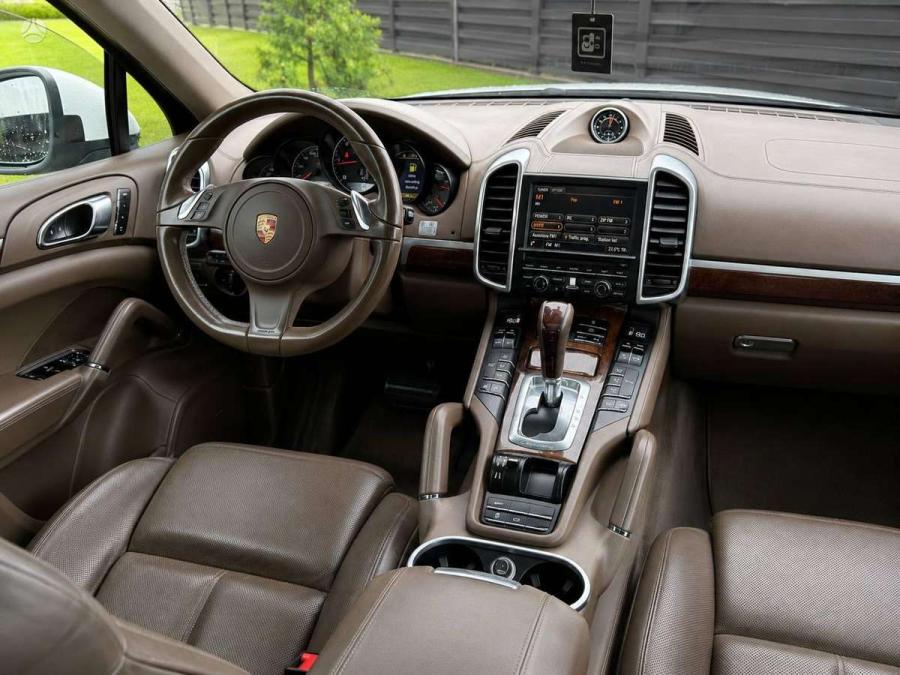 Balts Porsche Cayenne 2013 Klaipėda, ar dzinēja tilpumu 2.97 L un nobraukumu 224 tūkst. km par 16700 €, foto 13 vietnē AUTOMOTO.COM.LV