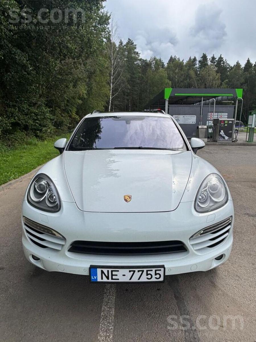 White Porsche Cayenne 2013 in Riga, with an engine capacity of 3.00 L and mileage of 214 thousand km for 14000 €, photo 1 on AUTOMOTO.COM.LV