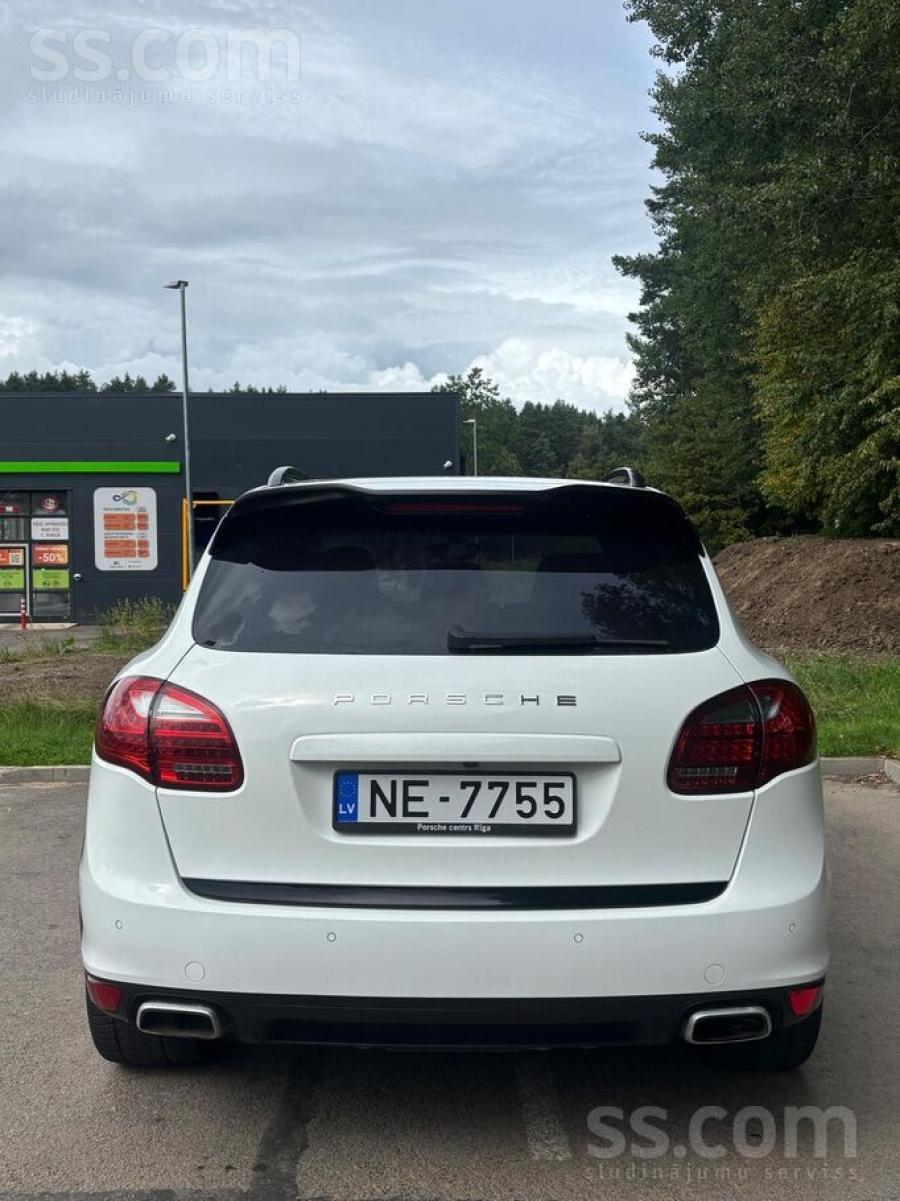 White Porsche Cayenne 2013 in Riga, with an engine capacity of 3.00 L and mileage of 214 thousand km for 14000 €, photo 3 on AUTOMOTO.COM.LV