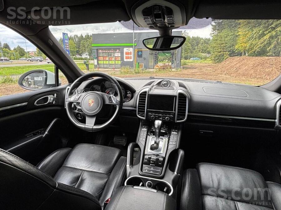 White Porsche Cayenne 2013 in Riga, with an engine capacity of 3.00 L and mileage of 214 thousand km for 14000 €, photo 4 on AUTOMOTO.COM.LV