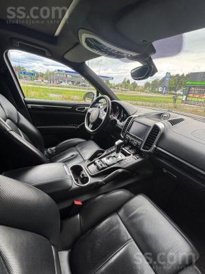 White Porsche Cayenne 2013 in Riga, with an engine capacity of 3.00 L and mileage of 214 thousand km for 14000 €, photo 6 on AUTOMOTO.COM.LV