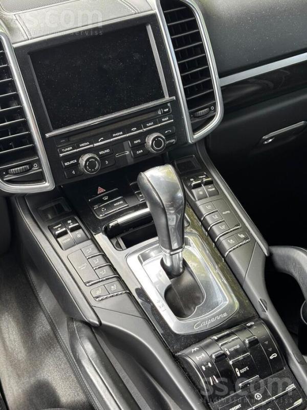 White Porsche Cayenne 2013 in Riga, with an engine capacity of 3.00 L and mileage of 214 thousand km for 14000 €, photo 7 on AUTOMOTO.COM.LV