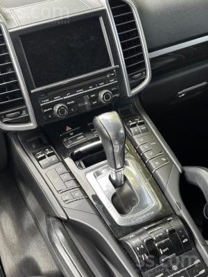White Porsche Cayenne 2013 in Riga, with an engine capacity of 3.00 L and mileage of 214 thousand km for 14000 €, photo 8 on AUTOMOTO.COM.LV