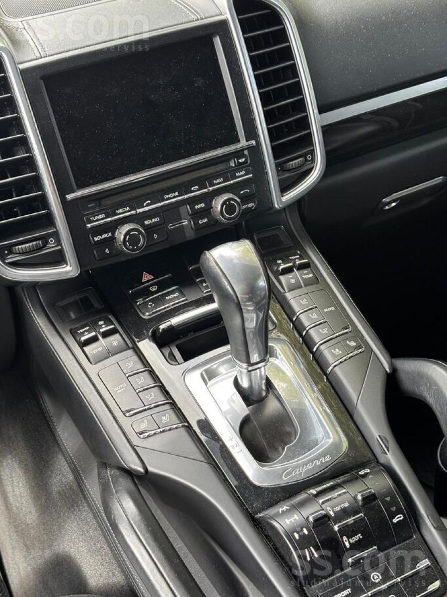 White Porsche Cayenne 2013 in Riga, with an engine capacity of 3.00 L and mileage of 214 thousand km for 14000 €, photo 8 on AUTOMOTO.COM.LV
