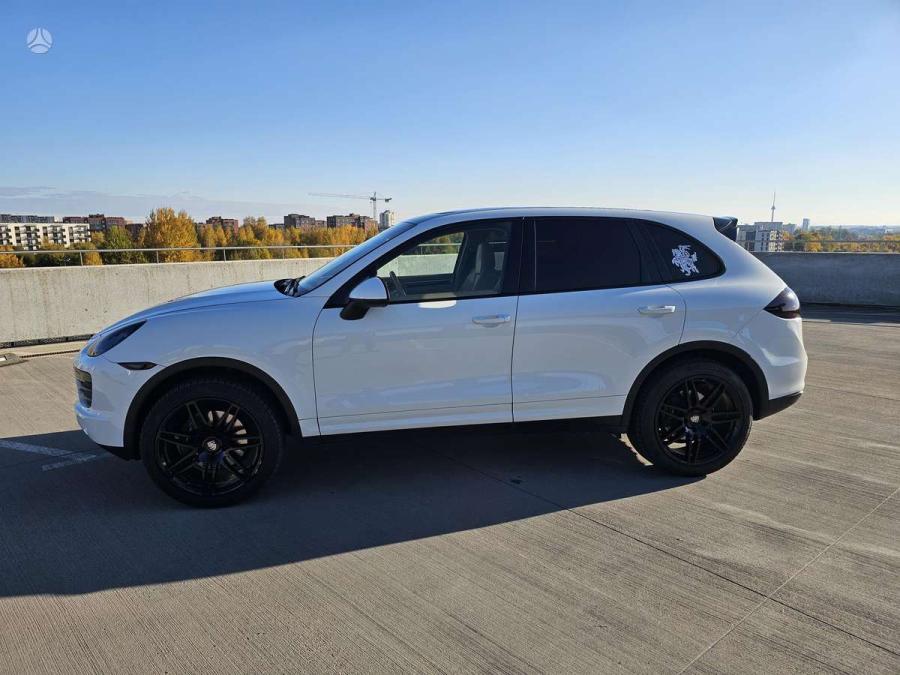 White Porsche Cayenne 2013 in Vilnius, with an engine capacity of 3.60 L and mileage of 183 thousand km for 13500 €, photo 3 on AUTOMOTO.COM.LV