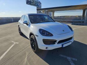 White Porsche Cayenne 2013 in Vilnius, with an engine capacity of 3.60 L and mileage of 183 thousand km for 13500 €, photo 4 on AUTOMOTO.COM.LV