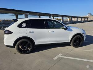 White Porsche Cayenne 2013 in Vilnius, with an engine capacity of 3.60 L and mileage of 183 thousand km for 13500 €, photo 5 on AUTOMOTO.COM.LV