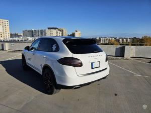 White Porsche Cayenne 2013 in Vilnius, with an engine capacity of 3.60 L and mileage of 183 thousand km for 13500 €, photo 6 on AUTOMOTO.COM.LV