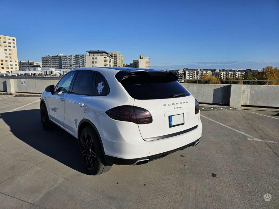 White Porsche Cayenne 2013 in Vilnius, with an engine capacity of 3.60 L and mileage of 183 thousand km for 13500 €, photo 6 on AUTOMOTO.COM.LV