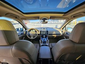 White Porsche Cayenne 2013 in Vilnius, with an engine capacity of 3.60 L and mileage of 183 thousand km for 13500 €, photo 7 on AUTOMOTO.COM.LV