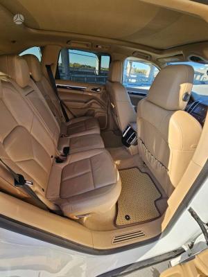 White Porsche Cayenne 2013 in Vilnius, with an engine capacity of 3.60 L and mileage of 183 thousand km for 13500 €, photo 8 on AUTOMOTO.COM.LV