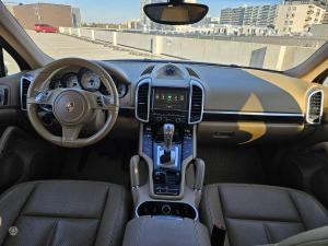 White Porsche Cayenne 2013 in Vilnius, with an engine capacity of 3.60 L and mileage of 183 thousand km for 13500 €, photo 9 on AUTOMOTO.COM.LV