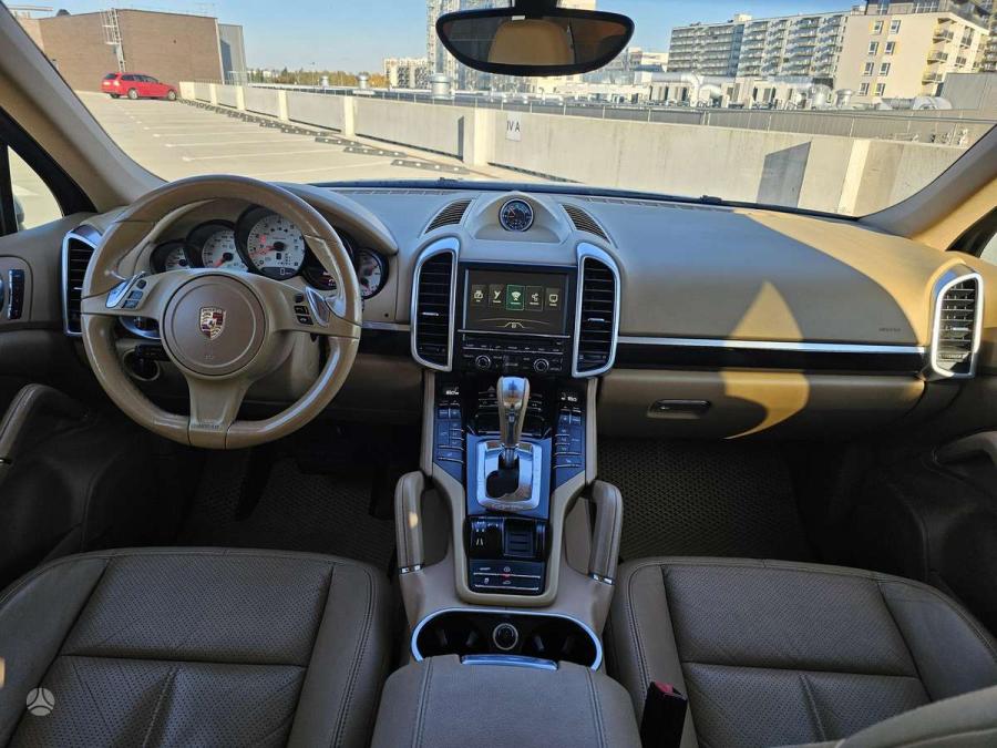White Porsche Cayenne 2013 in Vilnius, with an engine capacity of 3.60 L and mileage of 183 thousand km for 13500 €, photo 9 on AUTOMOTO.COM.LV