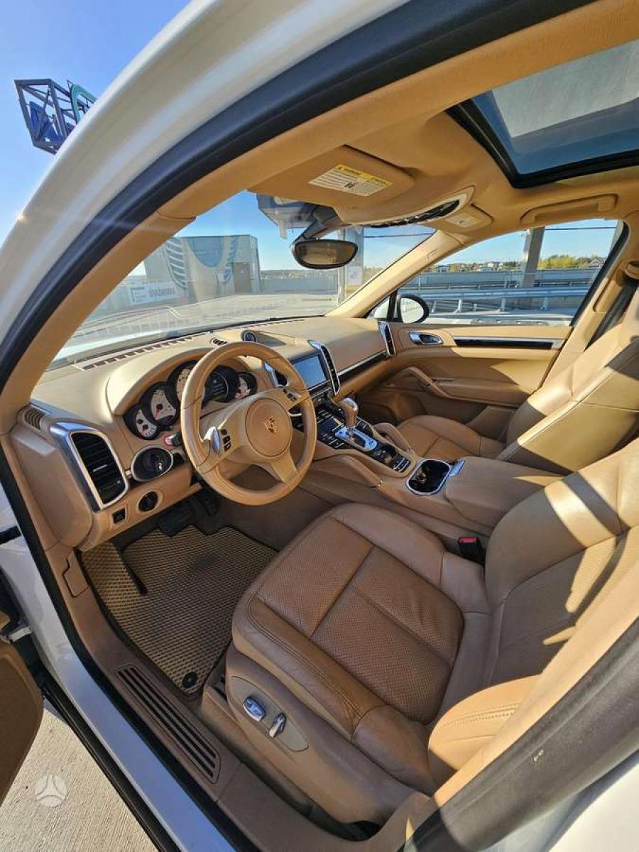 White Porsche Cayenne 2013 in Vilnius, with an engine capacity of 3.60 L and mileage of 183 thousand km for 13500 €, photo 12 on AUTOMOTO.COM.LV