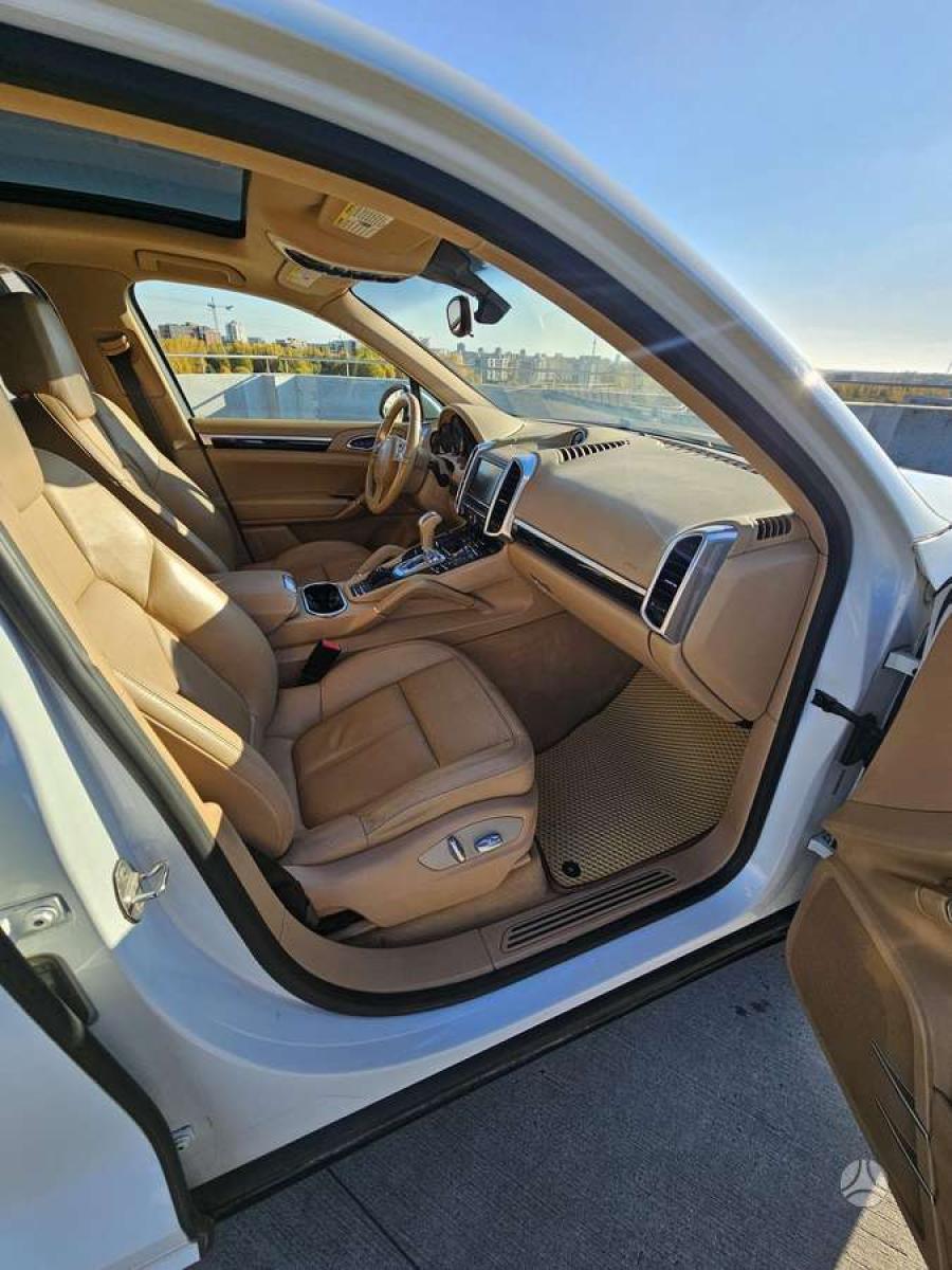 White Porsche Cayenne 2013 in Vilnius, with an engine capacity of 3.60 L and mileage of 183 thousand km for 13500 €, photo 13 on AUTOMOTO.COM.LV