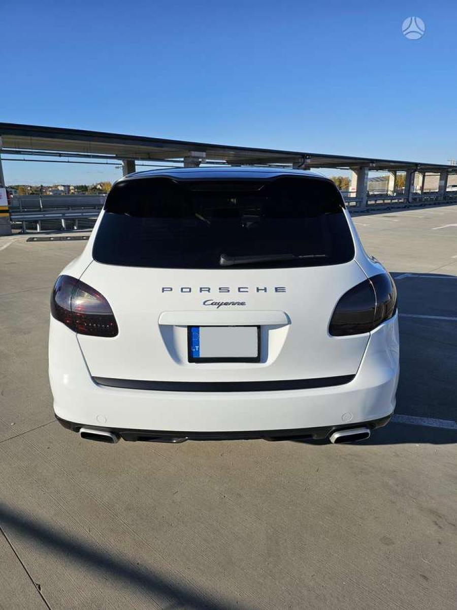 White Porsche Cayenne 2013 in Vilnius, with an engine capacity of 3.60 L and mileage of 183 thousand km for 13500 €, photo 16 on AUTOMOTO.COM.LV